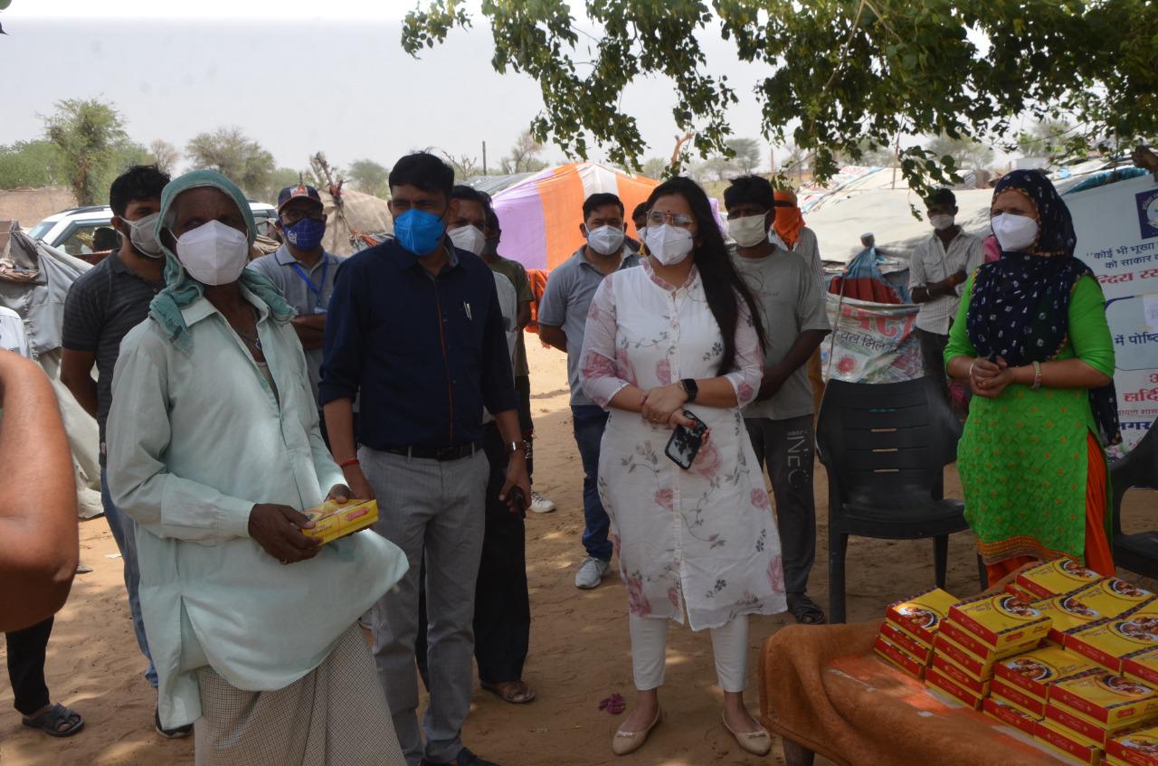 झुग्गी झोपडियो में जरूरतमंदो को खिलाया भोजन | Interviewer India ...